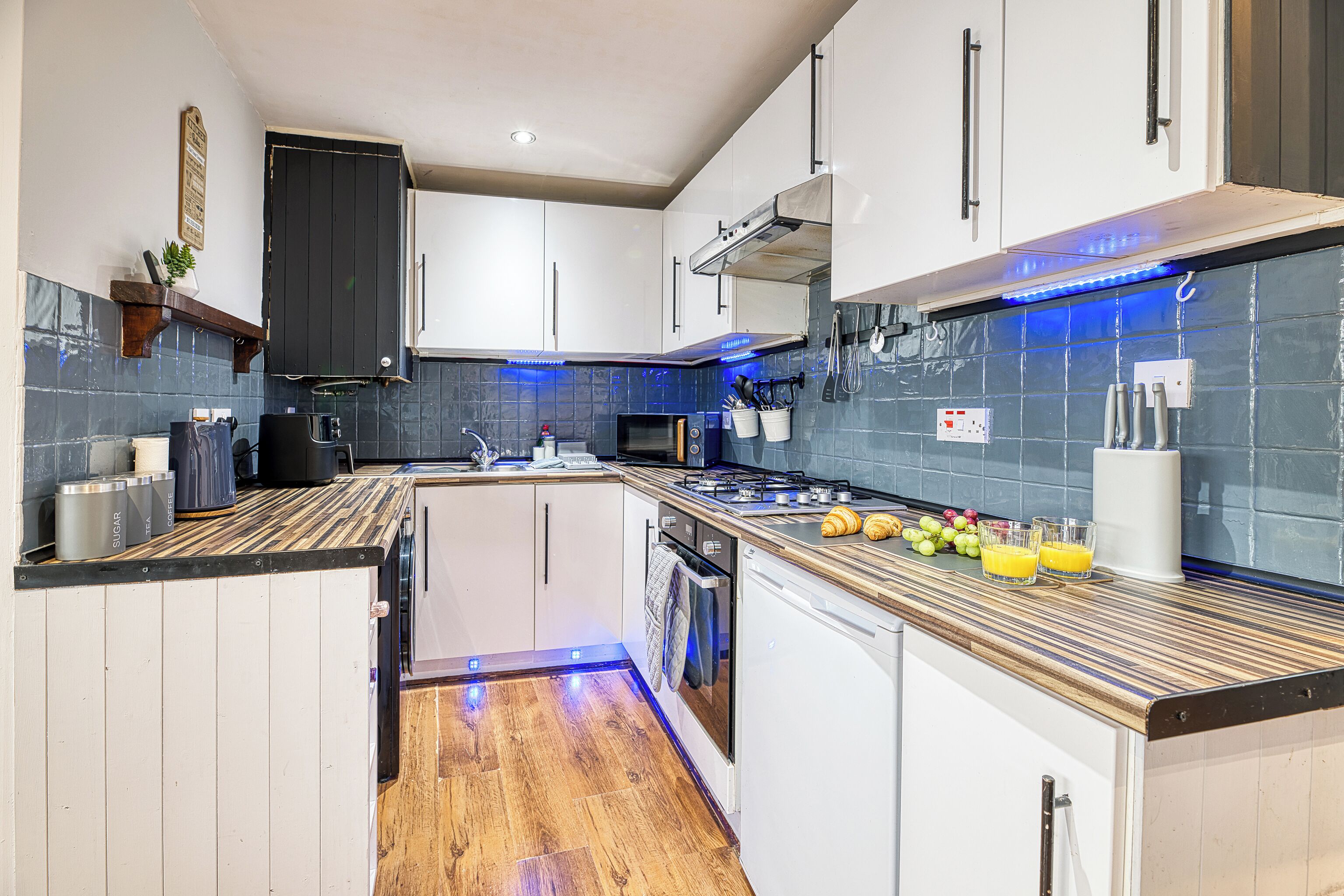 Um frigorífico, um micro-ondas, um forno, uma placa de cozinha 