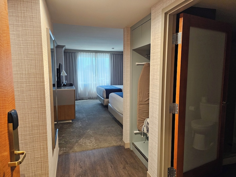 Cozy 2 Queen Beds At Strat Casino Las Vegas With Ac And Gym - Las Vegas