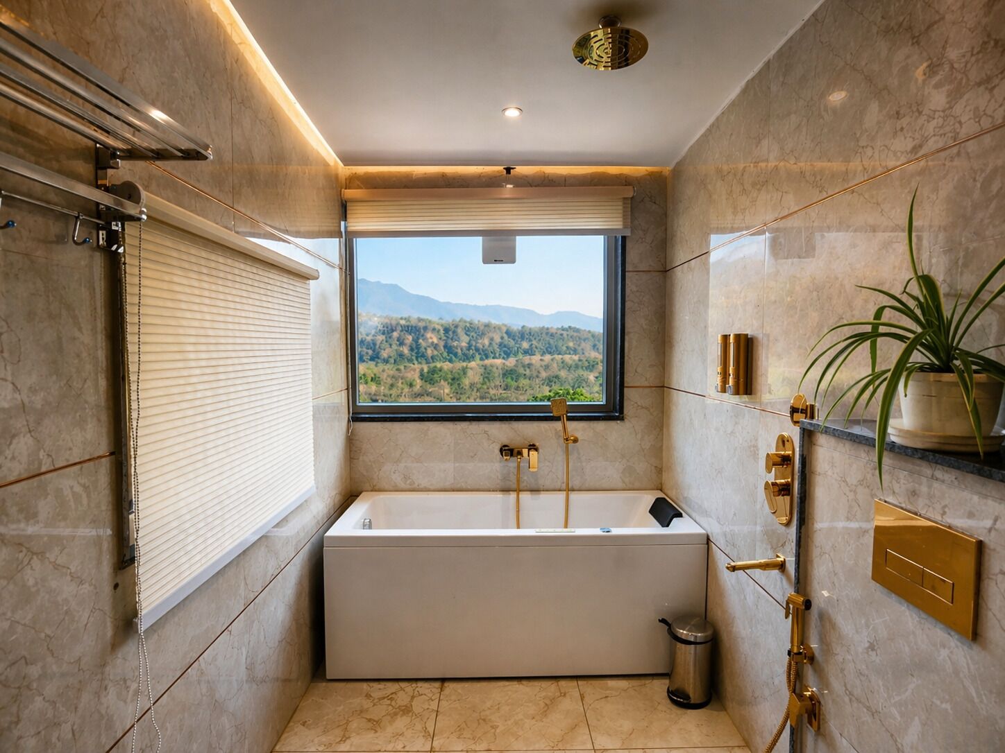 Uma casa de banho moderna com banheira, janela com vista para uma floresta e uma planta em vaso.