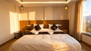 Quarto luxo, 1 cama King | Frigobar, escrivaninha, espaço de trabalho para notebook