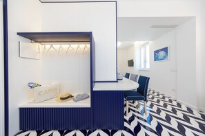 Quarto de Luxo | Minibar, cofre no quarto, secretária, cortinas/cortinados opacos 