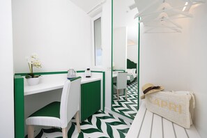 Quarto de Luxo | Minibar, cofre no quarto, secretária, cortinas/cortinados opacos 
