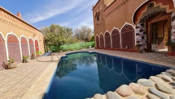 Quarto Duplo, pátio, vista para o jardim | Piscina