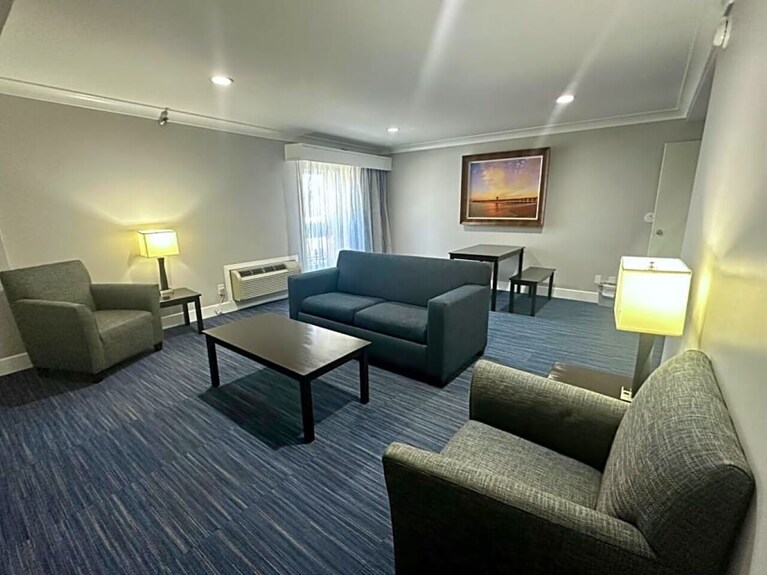 Balcony Family Suite With Free Parking Near The Pier, Shops And Dining - Long Beach, CA