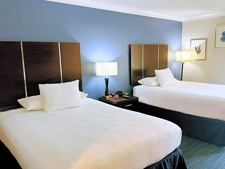 Two Queen Jacuzzi Balcony Retreat With Free Breakfast Near Beach And Pier - Long Beach, CA
