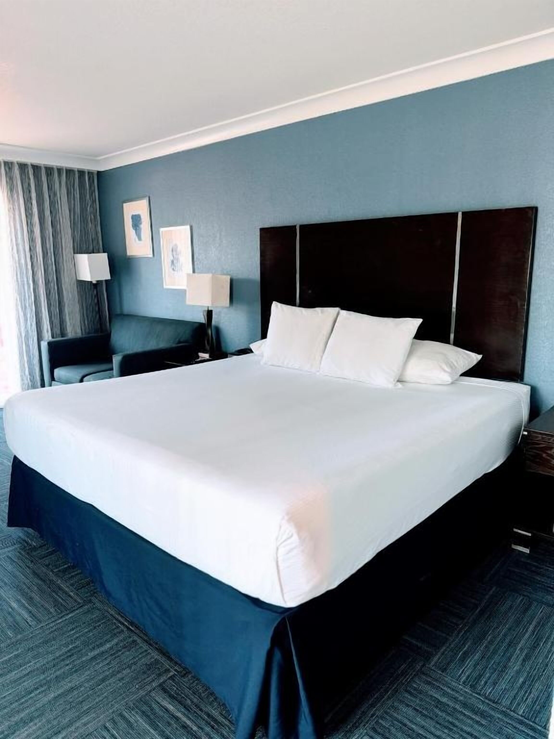 Deluxe King Room With Balcony, Free Breakfast And Parking Near Seal Beach Pier - Long Beach, CA