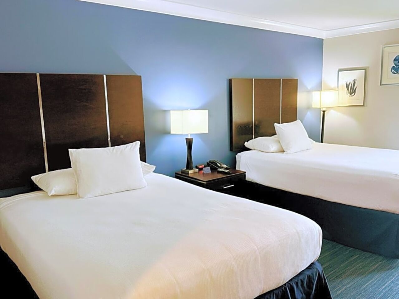 Deluxe Two Queen Room With Balcony, Free Breakfast And Parking Near The Pier - Long Beach, CA