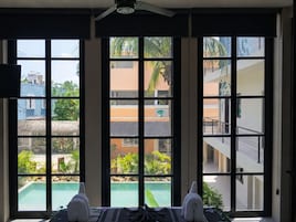 Quarto Deluxe, 1 cama king-size | Cortinas/cortinados opacos, Wi-fi grátis, roupa de cama fornecida