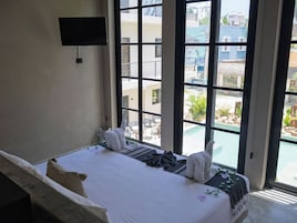 Quarto Deluxe, 1 cama king-size | Cortinas/cortinados opacos, Wi-fi grátis, roupa de cama fornecida 