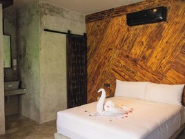 Quarto Deluxe, 1 cama queen-size | Cortinas/cortinados opacos, Wi-fi grátis, roupa de cama fornecida