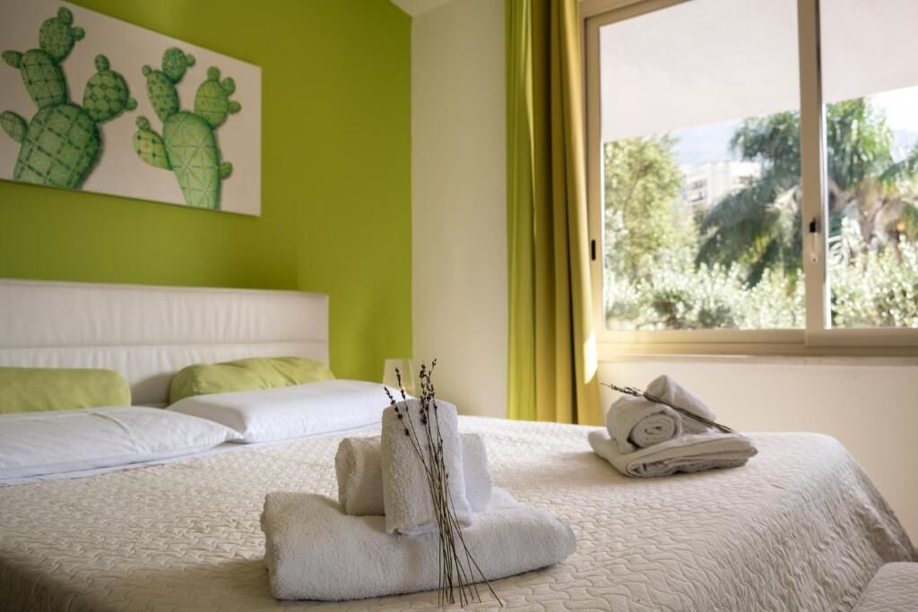 Quarto casal standard, 1 cama Queen, vista para a piscina | Ferros/tábuas de passar roupa, Wi-Fi de cortesia