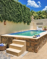 Piscina exterior, espreguiçadeiras