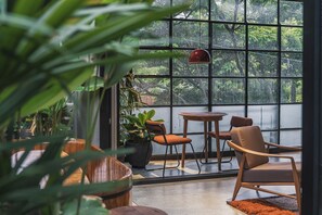 Apartamento panorâmico, vista para a cidade | Área de estar