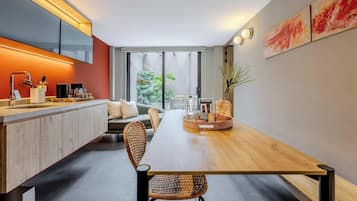 Apartamento, 2 camas queen-size, pátio, Vista para a cidade (Gardens B103) | Restaurantes