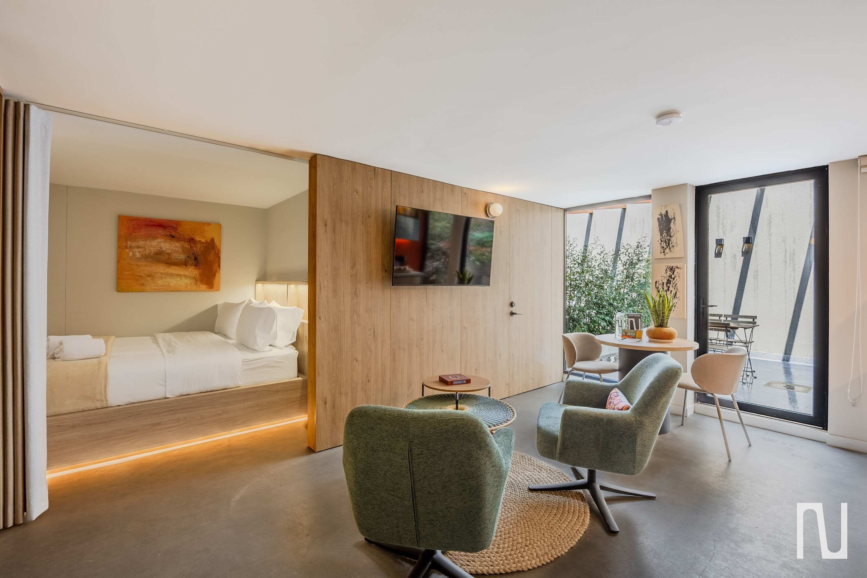 Apartamento, 1 cama queen-size, pátio, Vista para a cidade (Gardens B102) | 1 quarto 