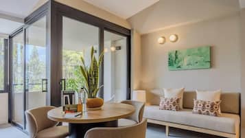 Apartamento, 1 cama de casal, pátio, Vista para a cidade (Gardens A303 ) | Interior