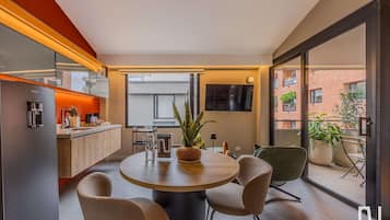 Apartamento, várias camas, pátio, Vista para a cidade (Gardens B302 +303) | Cozinha privada