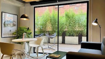 Apartamento, 1 cama Queen, varanda, vista para a cidade (Mambe 202) | Área de estar