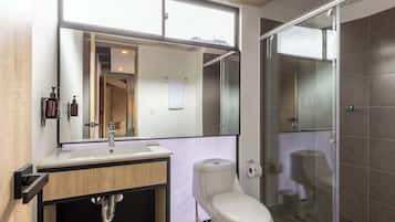 Apartamento, 1 cama queen-size e sofá-cama, pátio, Vista para a cidade (Mambe 501) | Casa de banho