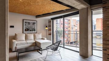 Apartamento, 1 cama queen-size e sofá-cama, pátio, Vista para a cidade (Mambe 501) | Sala de estar