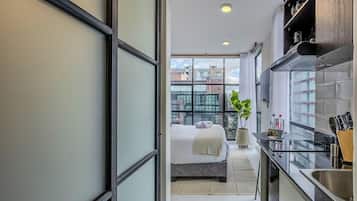 Estúdio, 1 cama queen-size, cozinha, Vista para a cidade (Fusion 501) | 1 quarto