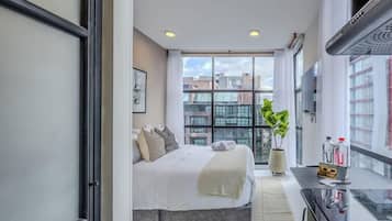 Estúdio, 1 cama queen-size, cozinha, Vista para a cidade (Fusion 501) | 1 quarto