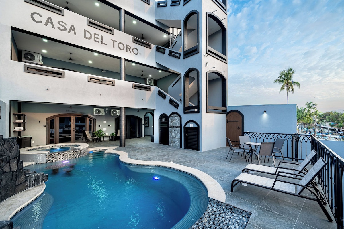Um hotel moderno com piscina, área de estar ao ar livre e vista clara da região.