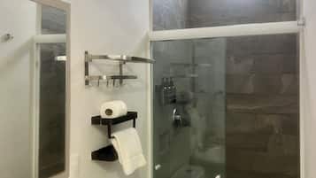 Quarto Clássico com Cama de Casal | Casa de banho