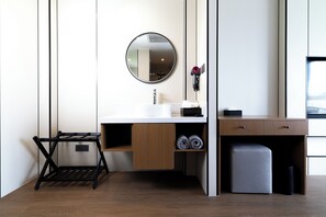 Quarto Duplo Deluxe, vista para o mar | Casa de banho | Um polibã, um chuveiro fixo, artigos de higiene ecológicos 