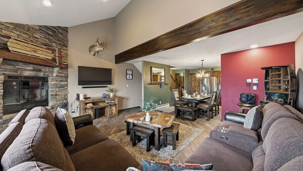 Sunbird Lodge By Avantstay Gated Community + Indoor Pool Access + Fitness Center + Tennis Court - Pocono Laurel Lake, PA