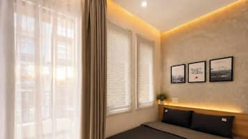 Apartamento superior, vista para a cidade | Cofres nos quartos, escrivaninha, Wi-Fi de cortesia