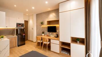 Apartamento superluxo, sacada, vista para a cidade | Cofres nos quartos, escrivaninha, Wi-Fi de cortesia