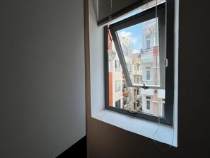 Apartamento luxo, vista para a cidade | Cofres nos quartos, escrivaninha, Wi-Fi de cortesia