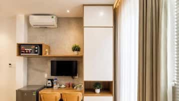 Apartamento superior, vista para a cidade | Cofres nos quartos, escrivaninha, Wi-Fi de cortesia