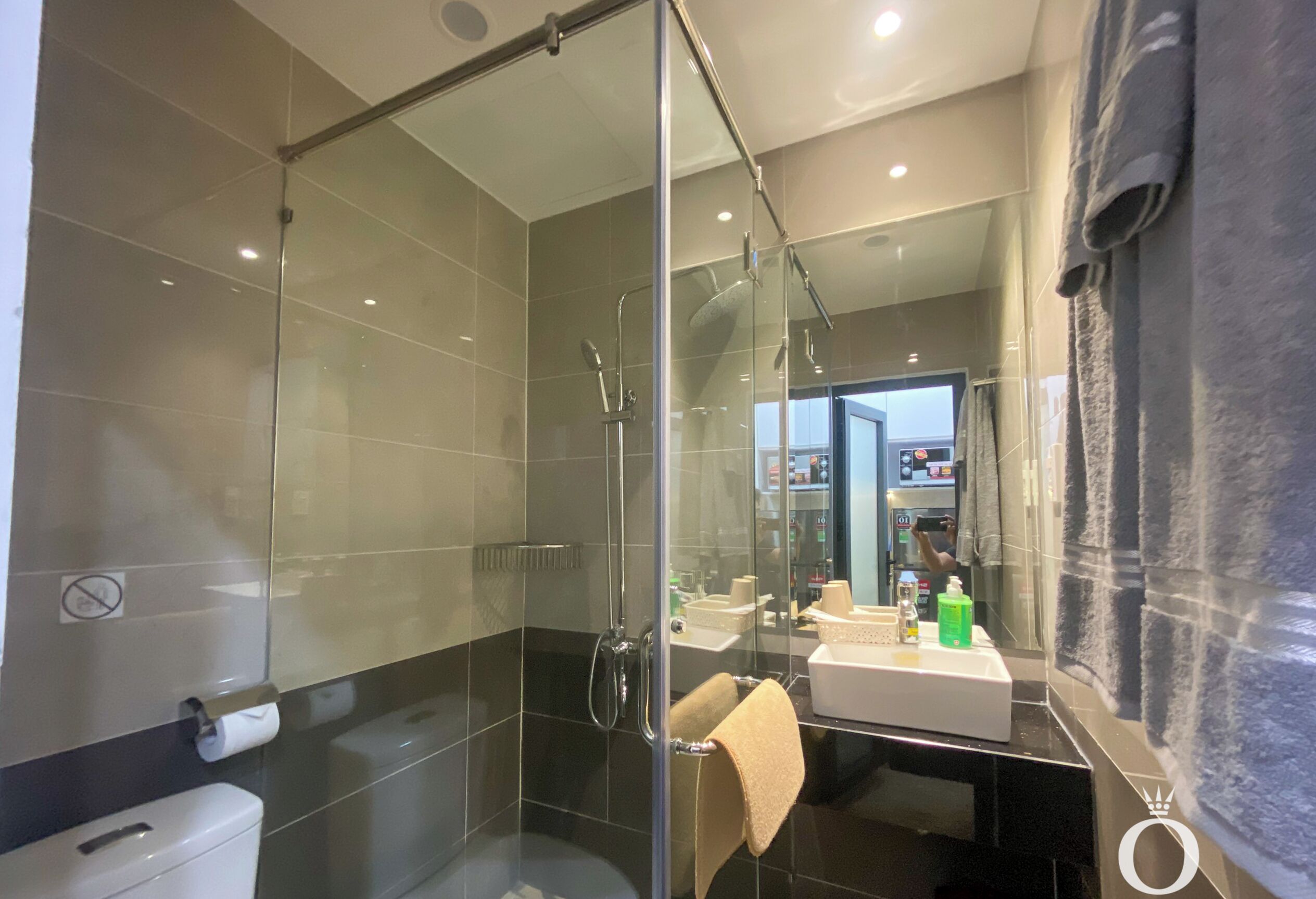Apartamento básico | Banheiro | Chuveiro, secador de cabelo, chinelos, toalhas de banho