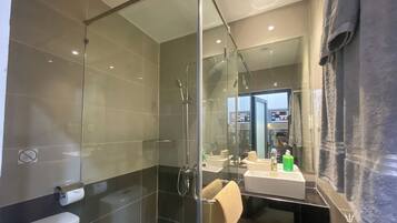 Apartamento básico | Banheiro | Chuveiro, secador de cabelo, chinelos, toalhas de banho