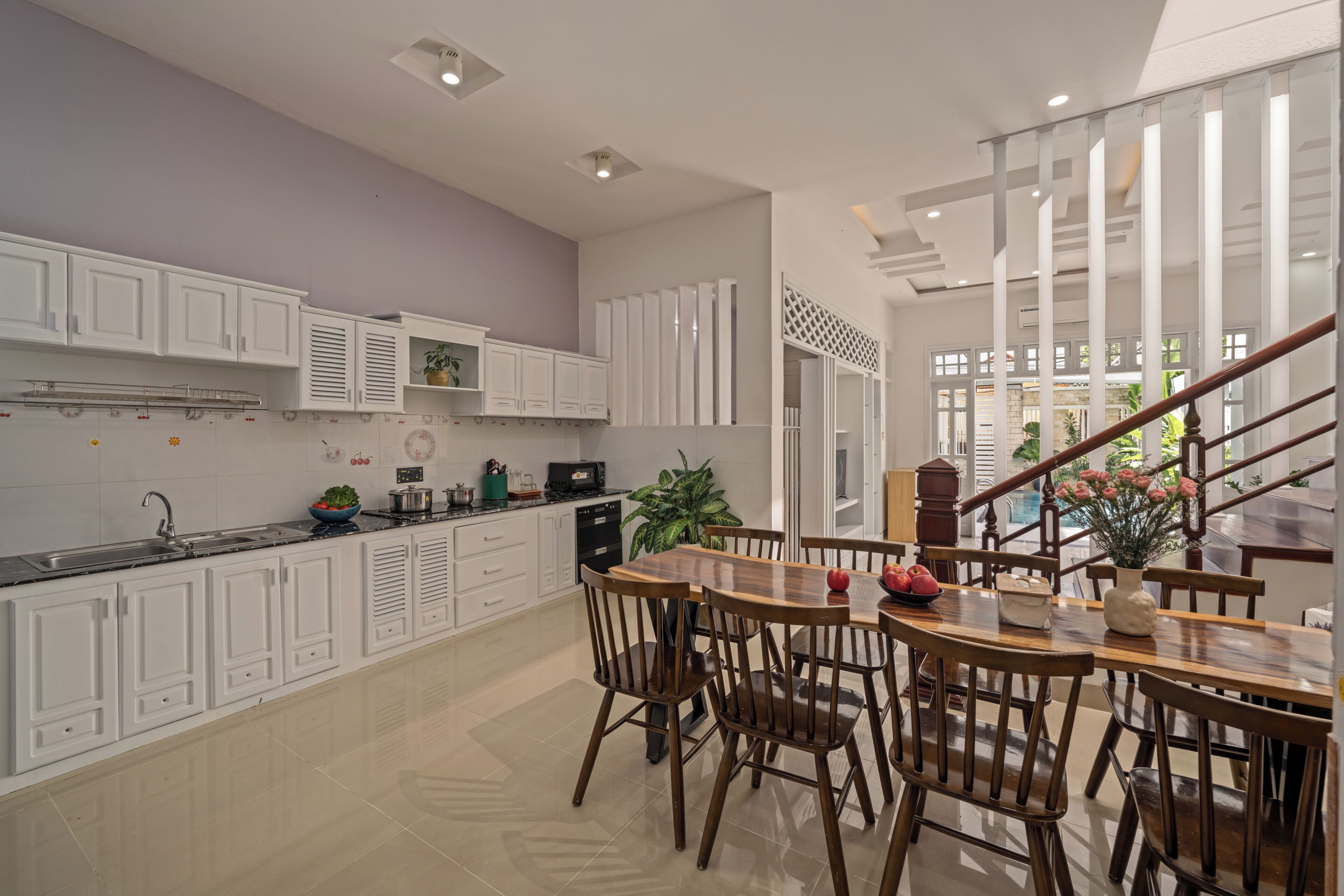 Um frigorífico, um micro-ondas, uma placa de cozinha 