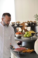 Café da manhã com buffet grátis todos os dias