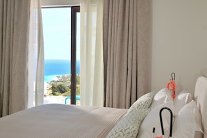 Quarto casal ou duplo superior, sacada, vista parcial para o mar | Frigobar, cofres nos quartos, cortinas blackout, quartos à prova de som