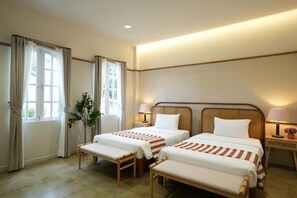 Quarto Twin Standard, vista para a piscina | Cofre no quarto, Wi-fi grátis 