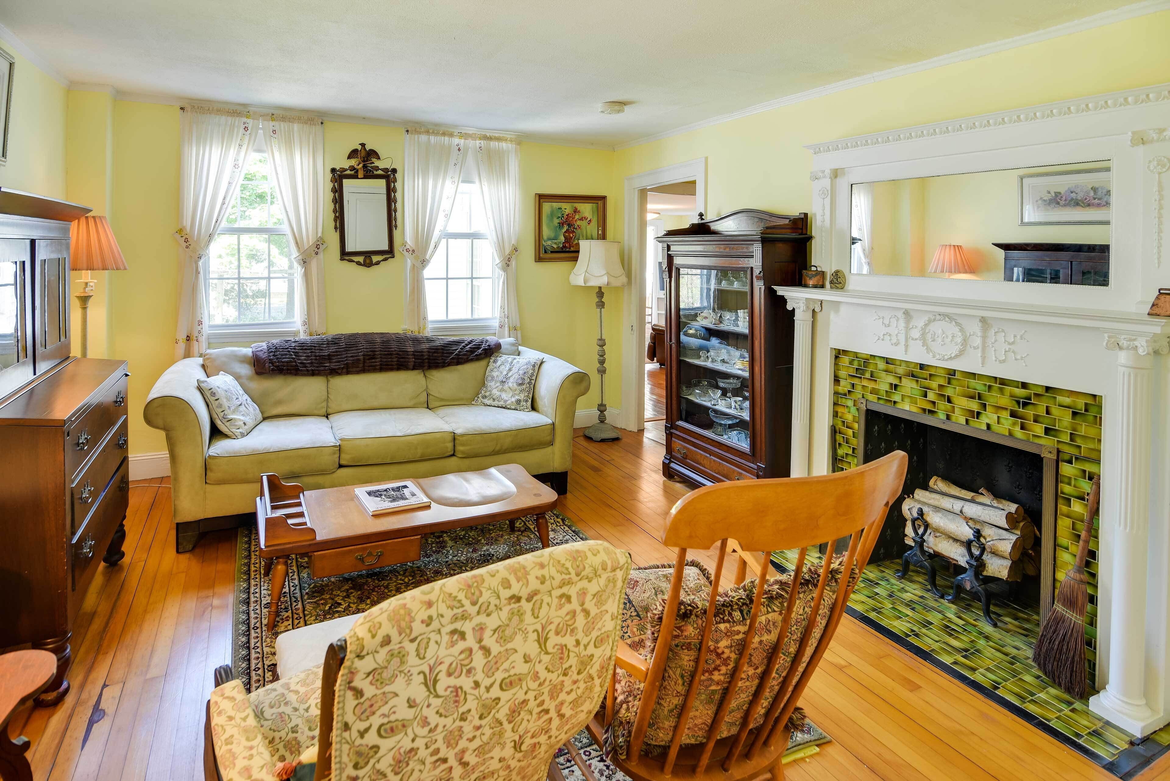 Walk To Warren Beach! Historic Building W/ 2 Units - Barrington, RI