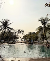3 piscinas externas, funciona das 7h às 19h, guarda-sóis