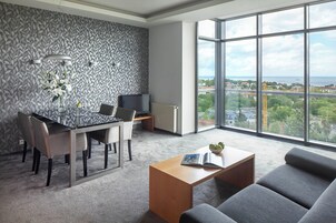 Apartamento, 1 cama king-size e sofá-cama | Roupa hipoalergénica, quartos insonorizados, ferro/tábua de engomar