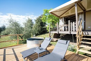Tenda, vista para o lago | Terraço/pátio interior