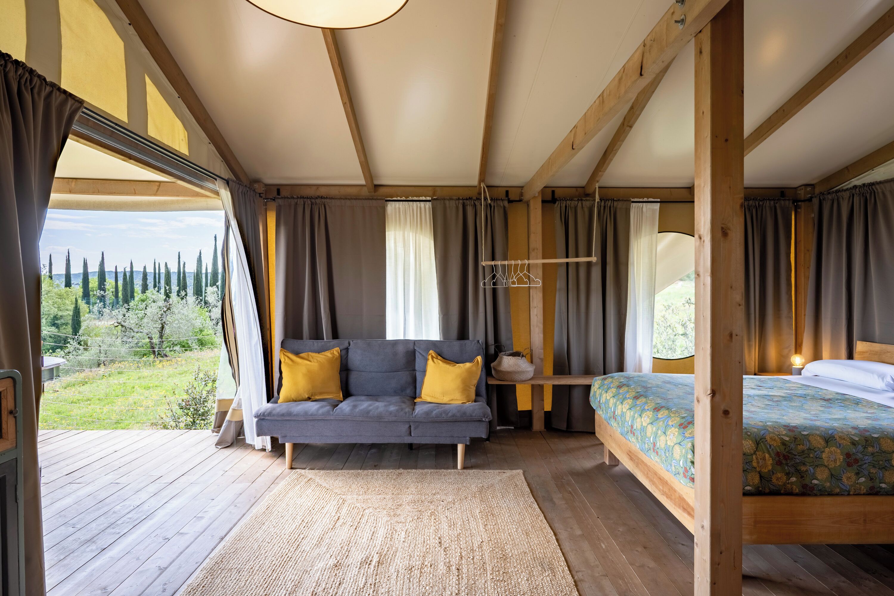 Tenda, vista para o lago | Secretária adequada para computadores portáteis, Wi-fi grátis 