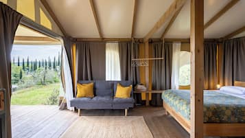 Tenda, vista para o lago | Secretária adequada para computadores portáteis, Wi-fi grátis