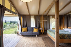 Tenda, vista para o lago | Secretária adequada para computadores portáteis, Wi-fi grátis