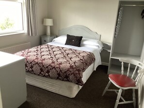 Quarto Duplo Standard, vista para o jardim | Cortinas/cortinados opacos, ferro/tábua de engomar, Wi-fi grátis 
