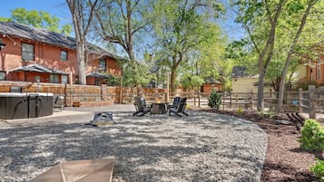 Casa, várias camas, banheira de imersão, vista para o jardim (Little Luxe Retreat) | Vista do quarto