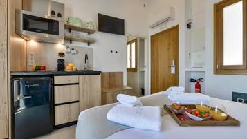 Quarto Duplo Superior, varanda, vista para o mar | Cozinha privada | Minifrigorífico, um micro-ondas, uma placa de cozinha